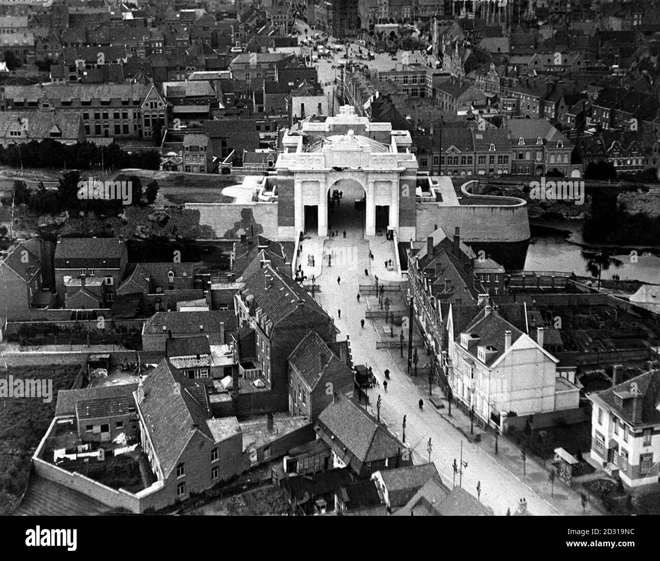 THE MENIN GATE : An undated view of the Menin Gate War Memorial at ...