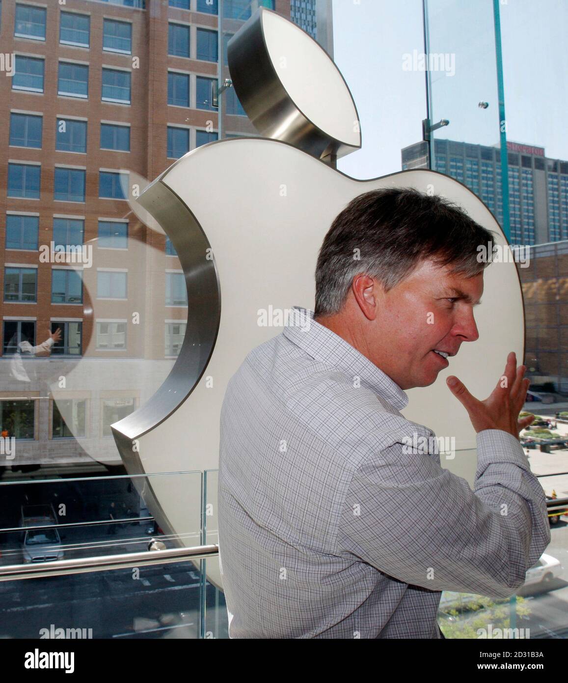 Ron johnson apple hi-res stock photography and images - Alamy