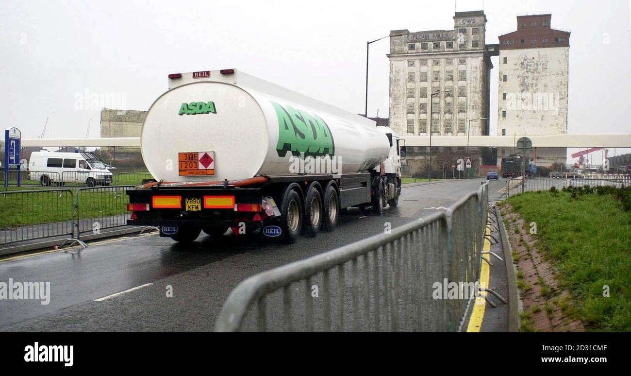 Oil terminal gate hi-res stock photography and images - Alamy