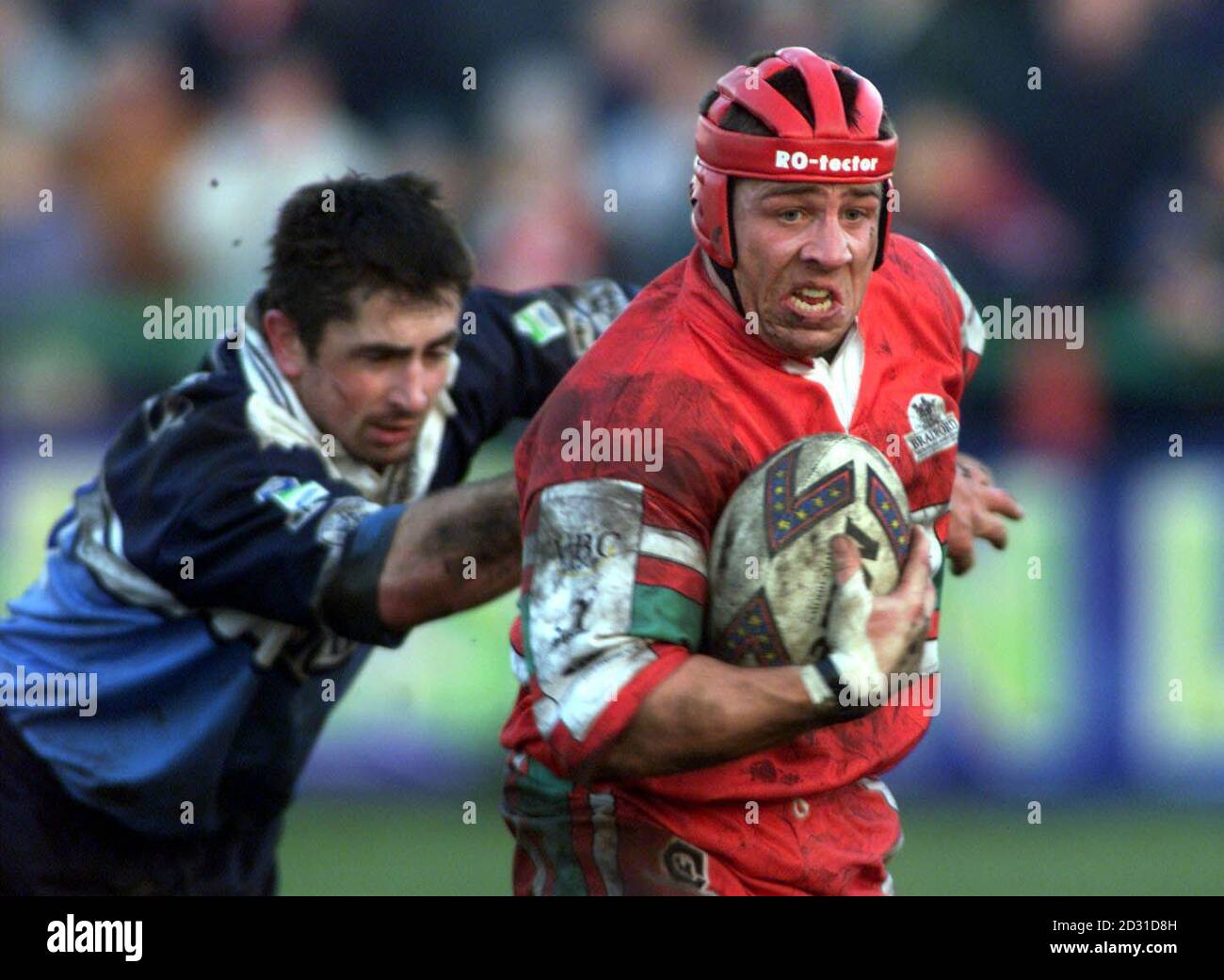 Keighley Cougars' Jason Ramshaw (right) breaks away from Featherstone ...