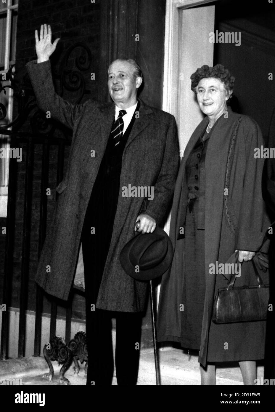 Prime minister harold macmillan waves hi-res stock photography and ...