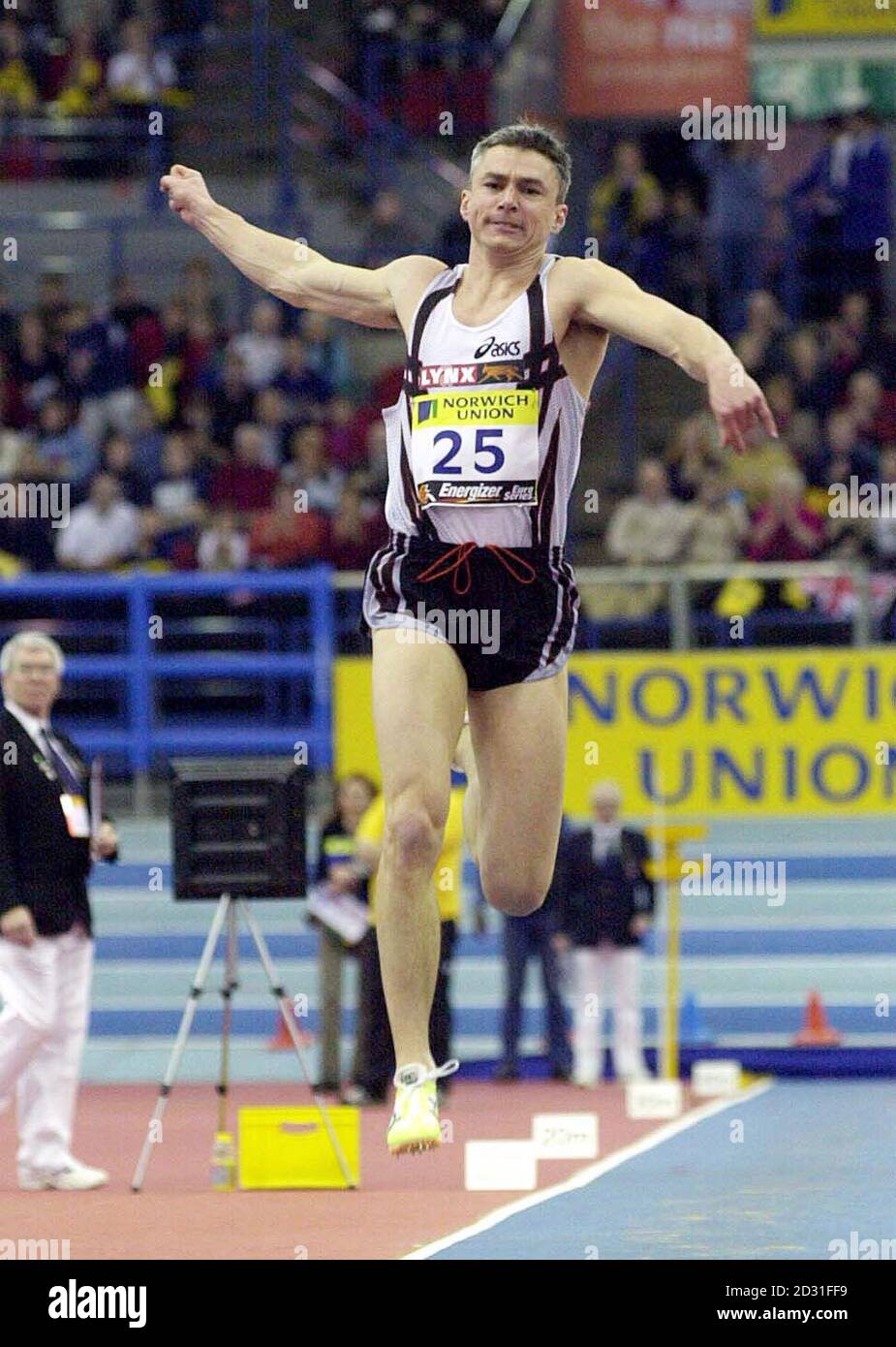 Jonathan Edwards wins the men's triple jump with a leap of 17.13 mtrs ...