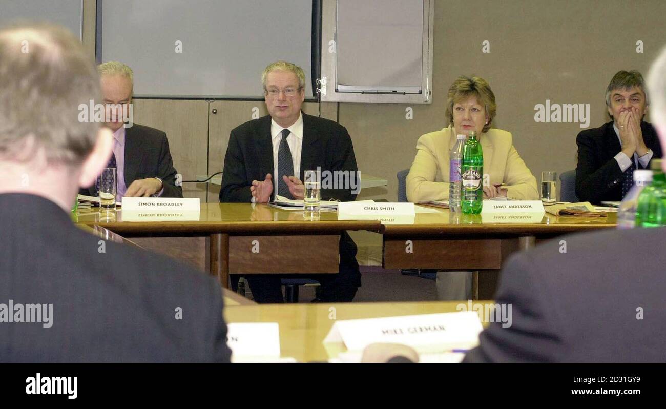 The Minister for Culture, Media and Sport Chris Smith (centre left ...