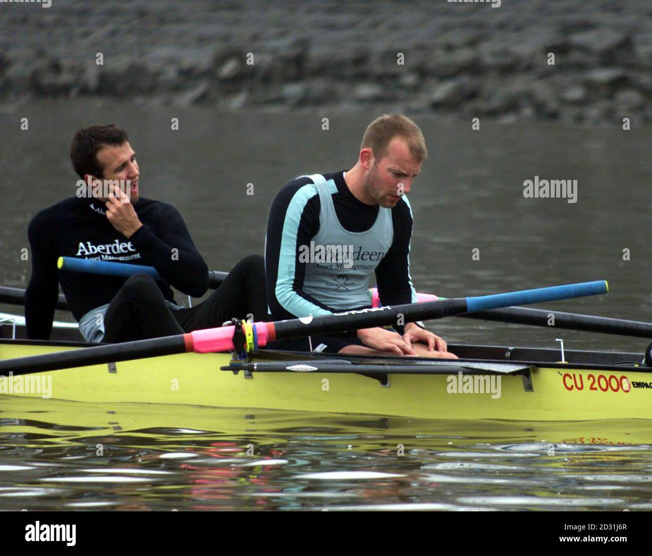 The Cambridge crew train on the course of the 2001 University Boat Race ...