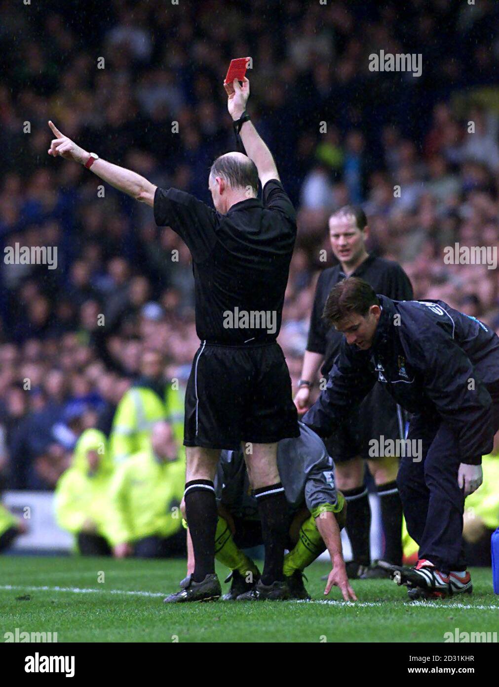 Referee David Elleray (standing) shows Manchester City's Paul Dickov ...