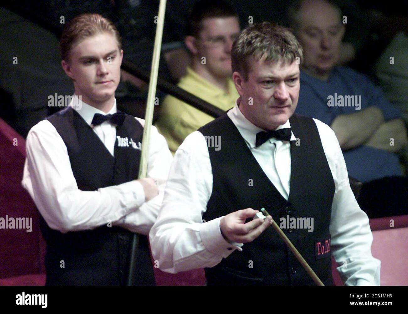 England's David Roe (right) chalks his cue in his opening round match ...