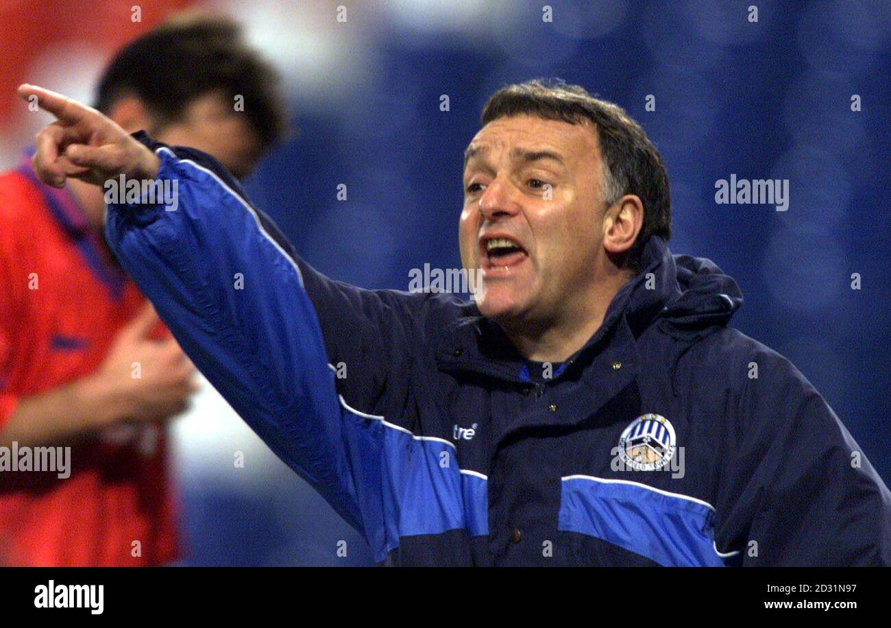 Huddersfield manager Lou Macari during the Division One match against ...