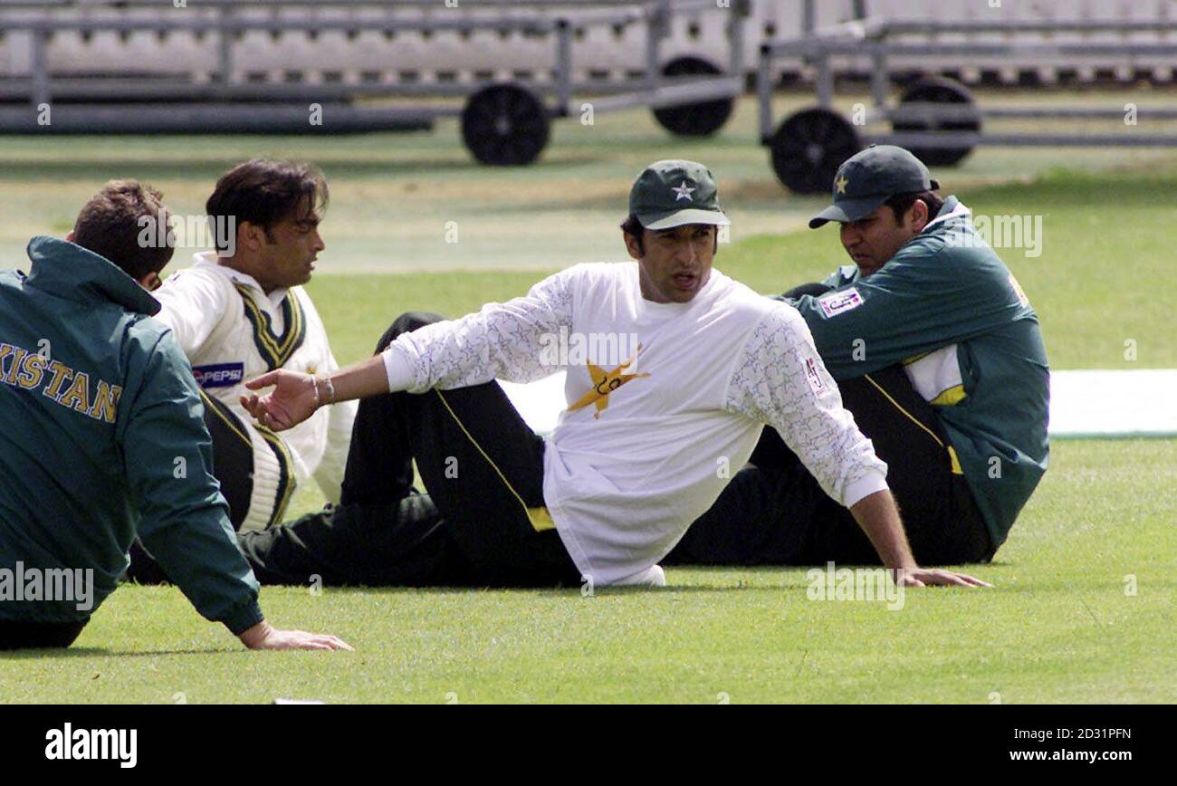 Pakistans shoaib akhtar second l hi-res stock photography and images ...