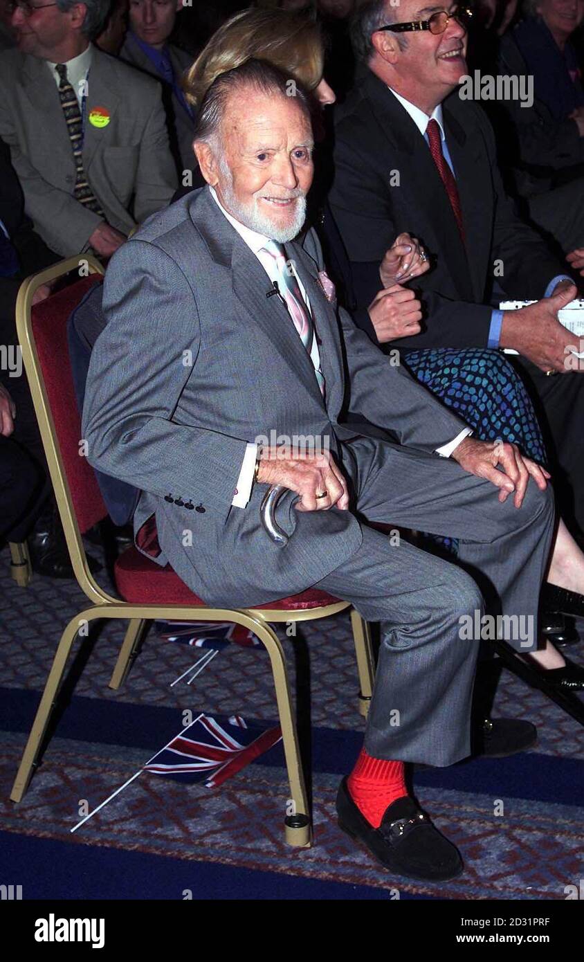 Quintessential englishman hi-res stock photography and images - Alamy