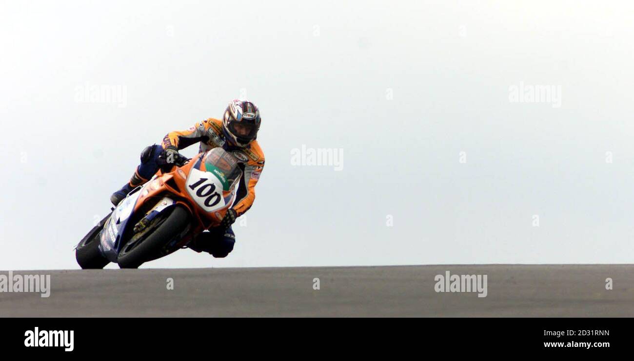 Neil Hodgson leads ahead of pack, on his final lap of the fifth round ...