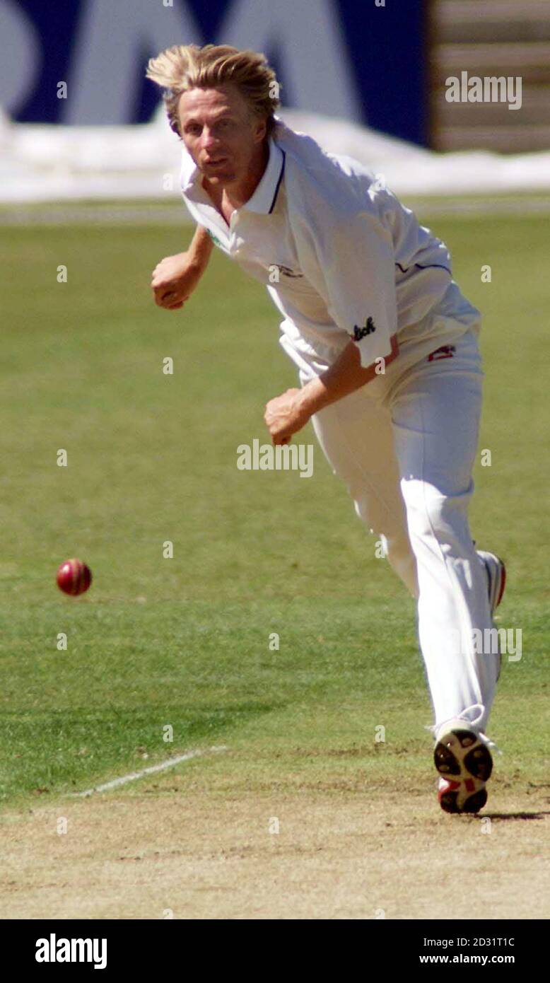 Hampshire fast bowler alan mullally hi-res stock photography and images ...