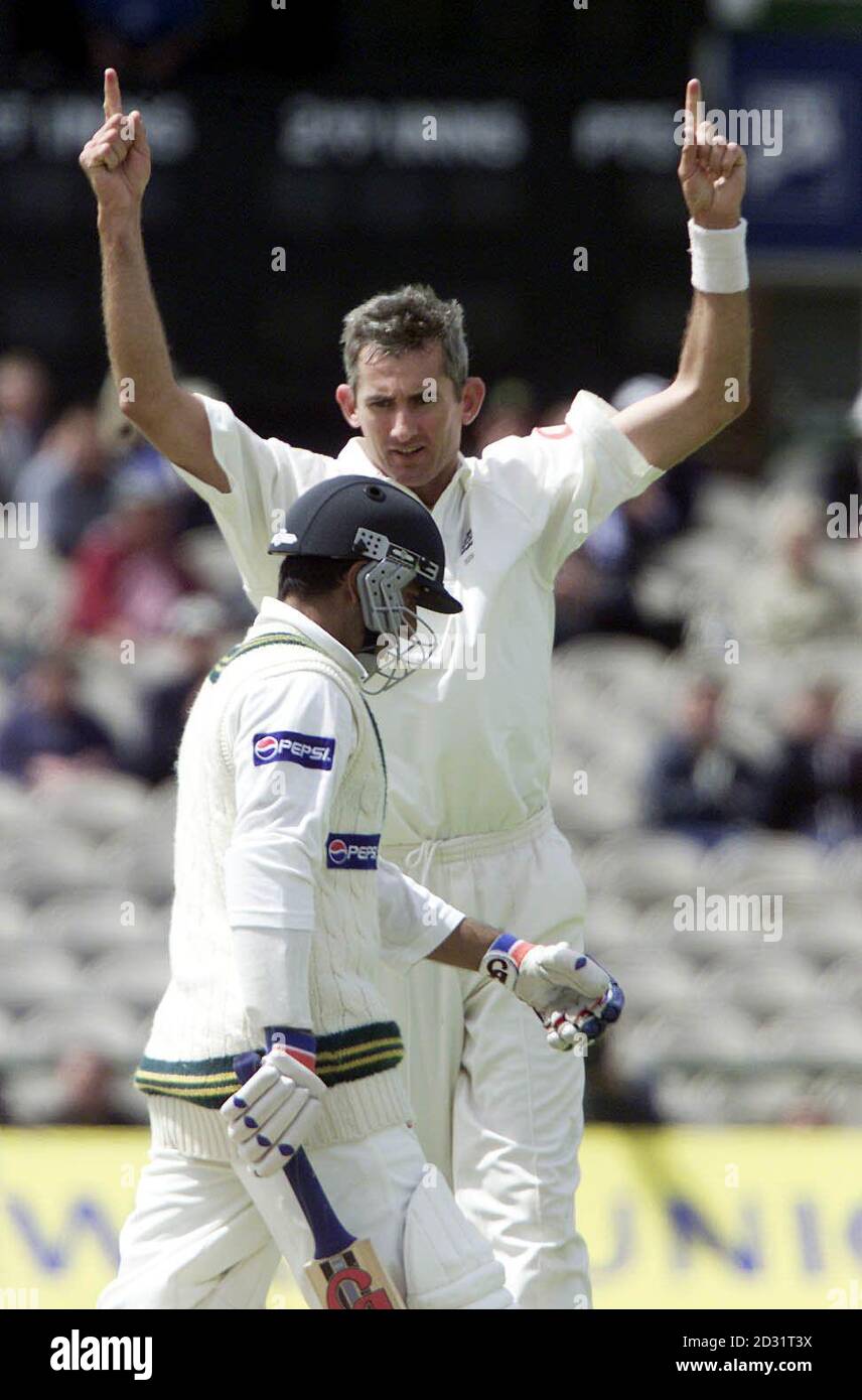 Sport cricket celebrating wicket andrew caddick hi-res stock photography and images - Alamy