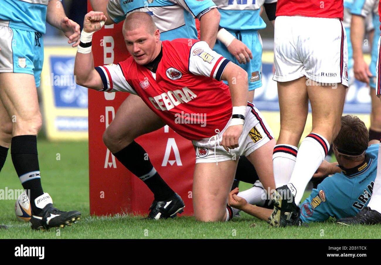 Tetleys bitter super league game willows hi-res stock photography and ...