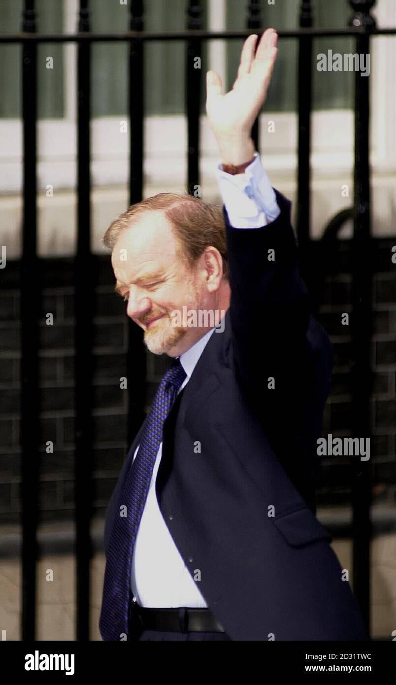 Foreign secretary robin cook arrives in downing street hi-res stock ...