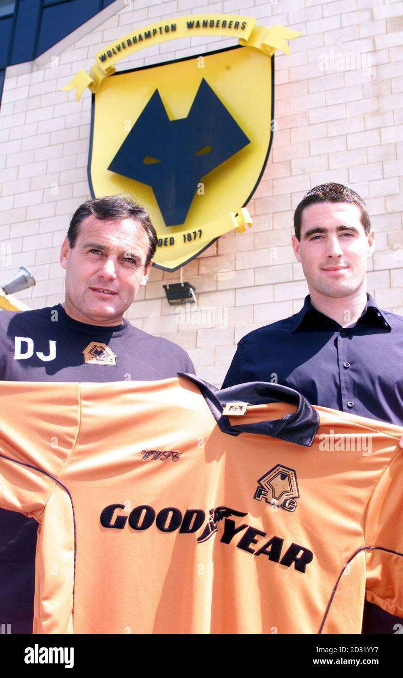 Wolverhampton Wanderers football manager Dave Jones (left) with the ...