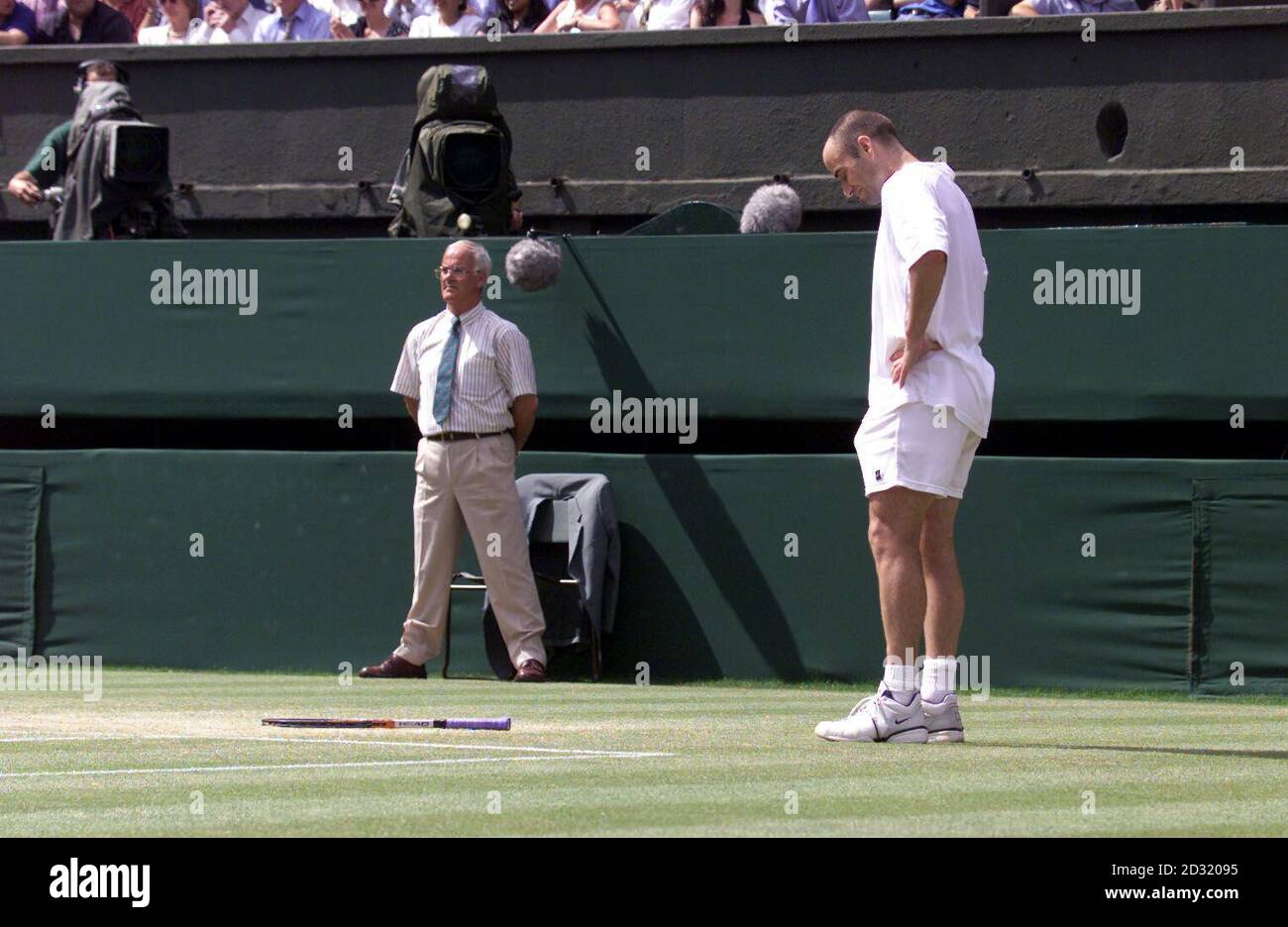 Andre agassi wimbledon 2001 hi-res stock photography and images - Alamy