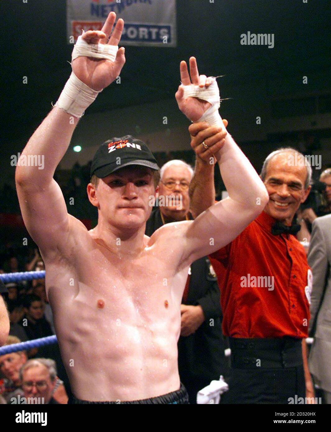 Manchester's Ricky Hatton (left) retains the WBU Light-Welterweight ...