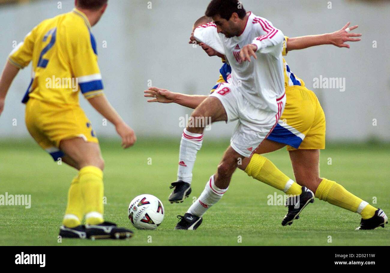 Barry Town's Terry Evans (left) and Jamie Moralee close down on FC ...