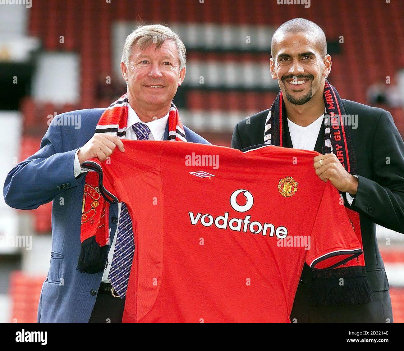 Manchester United's new signing Juan Sebastian Veron (right) poses for ...