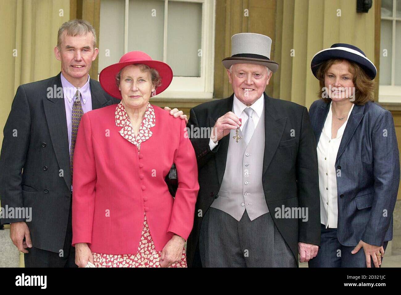 Mr. Geoffrey Worrall with wife Joan, son David and daughter Shirley ...