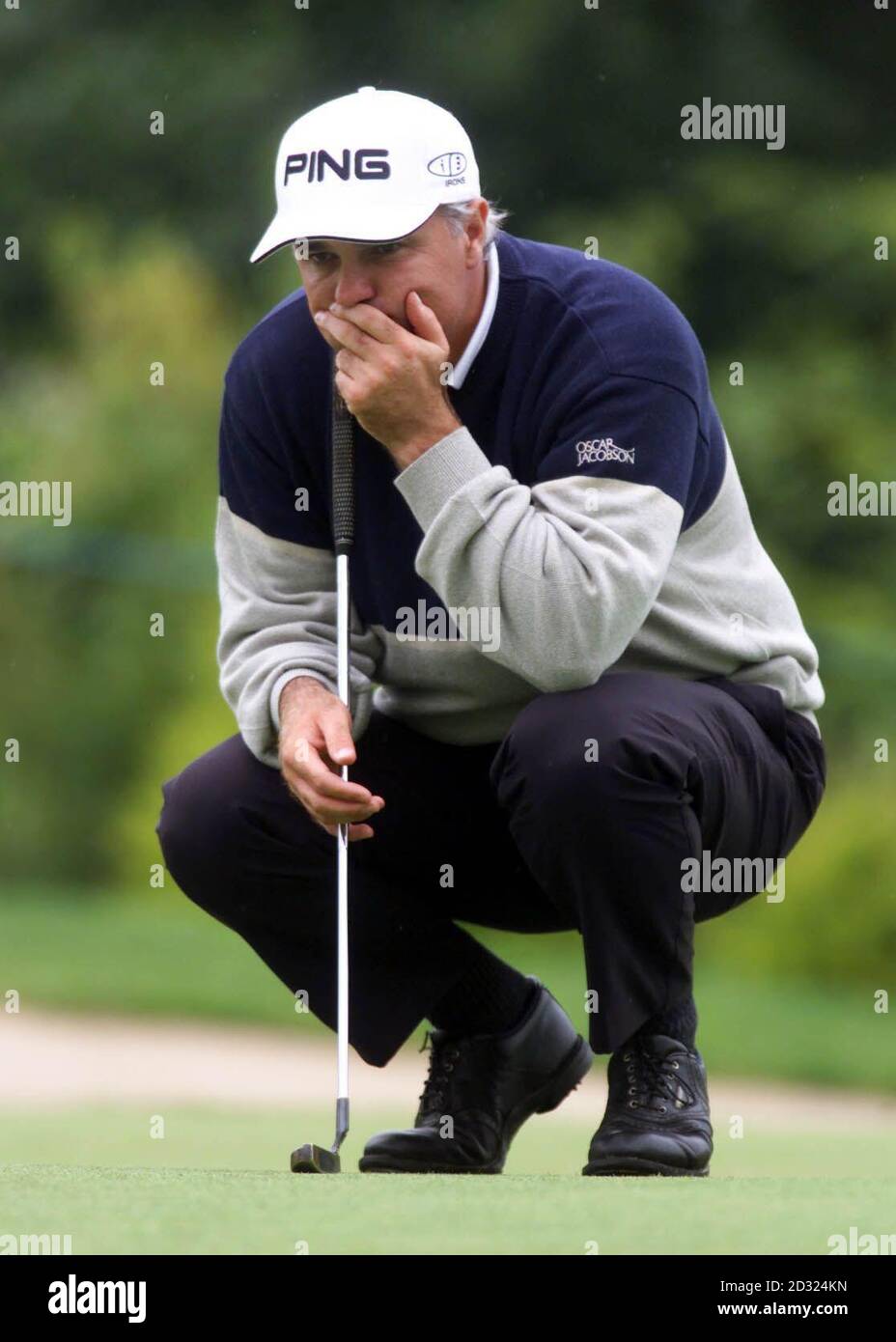 Stephen dodd wales lines up putt on 9th green hi-res stock photography ...
