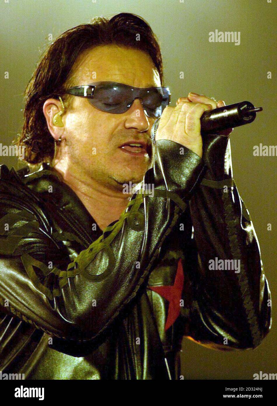 Bono lead singer u2 hi-res stock photography and images - Alamy