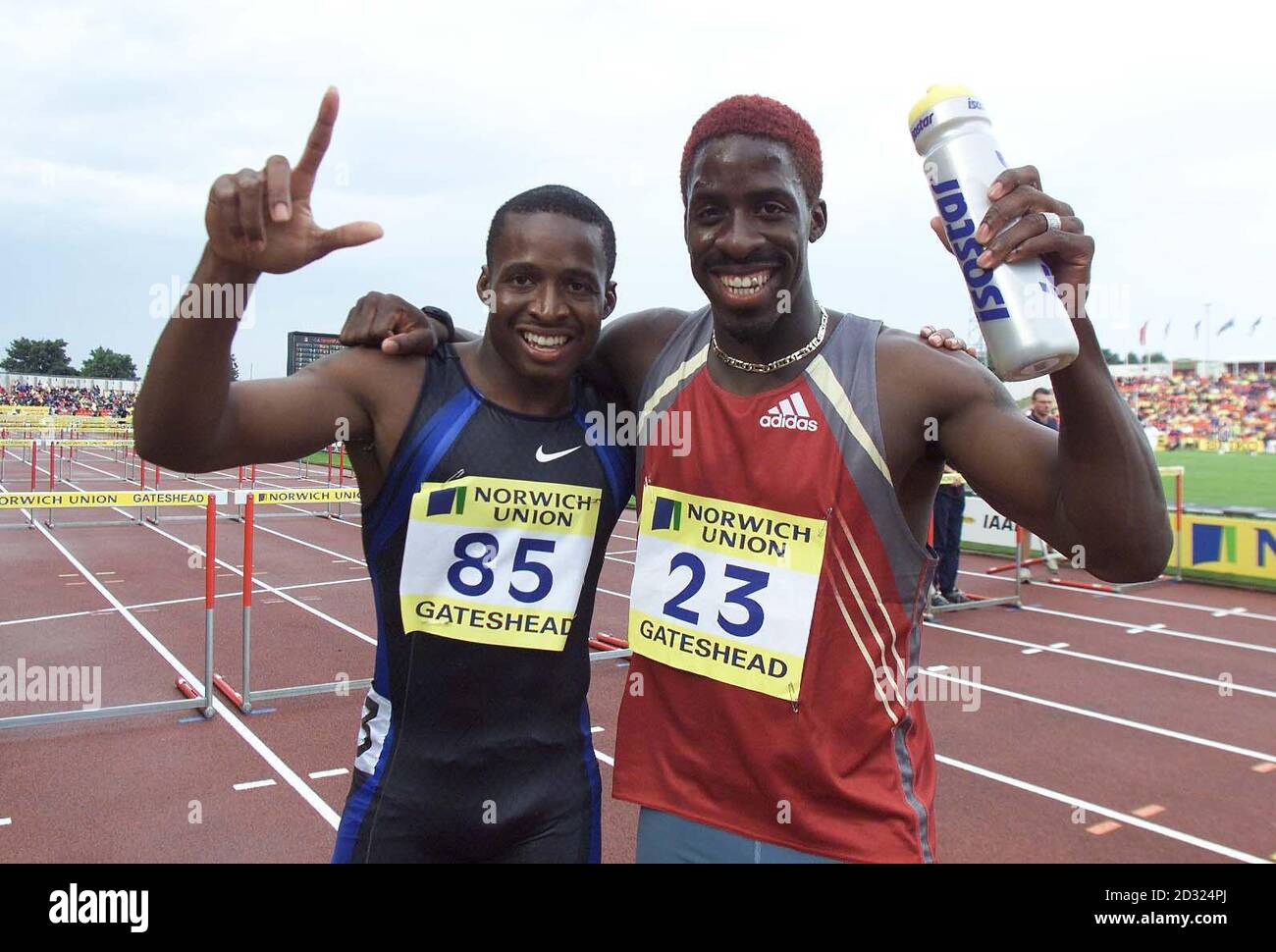 After the 100m race winner Tim Montgomery from the United States (left ...