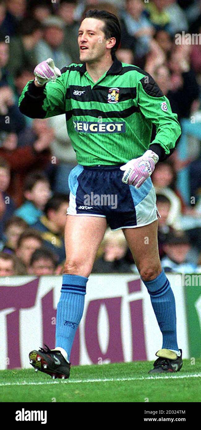 Manchester united goalkeeper les sealey hi-res stock photography and ...