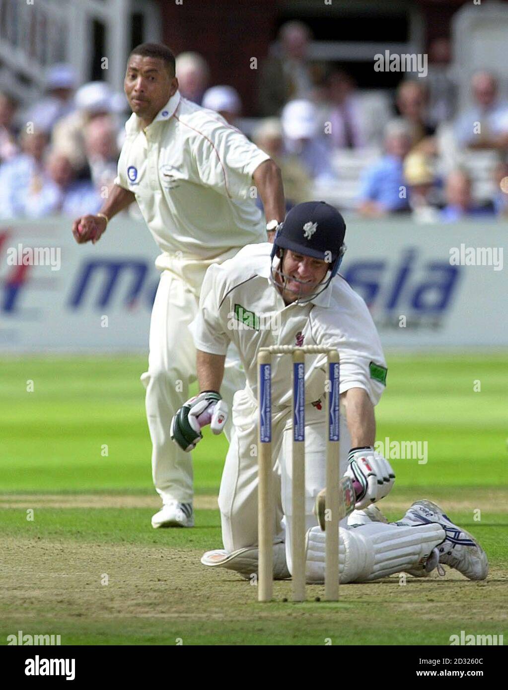 Throw ball stumps hi-res stock photography and images - Alamy