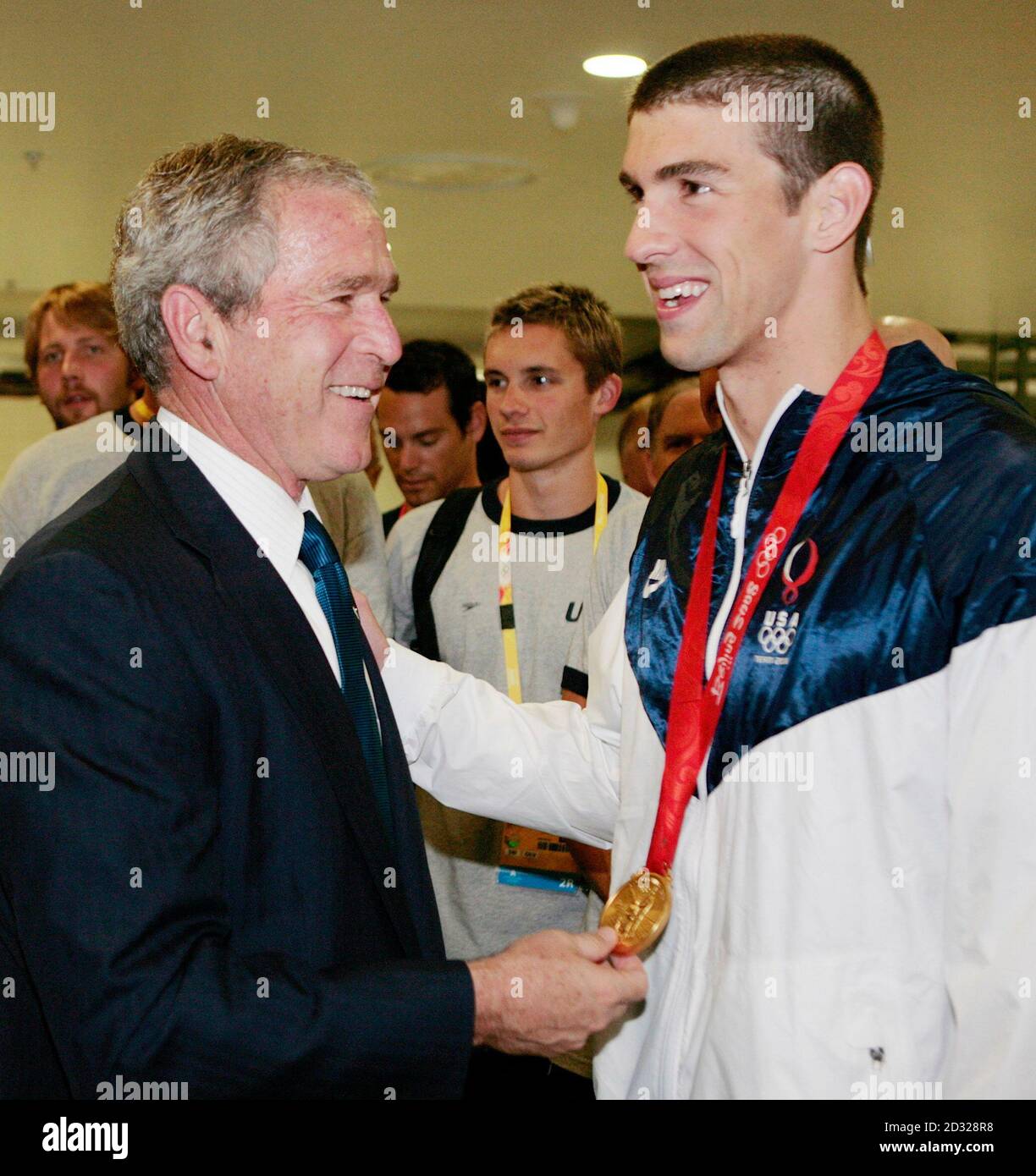 Michael phelps with gold medal beijing hi-res stock photography and ...