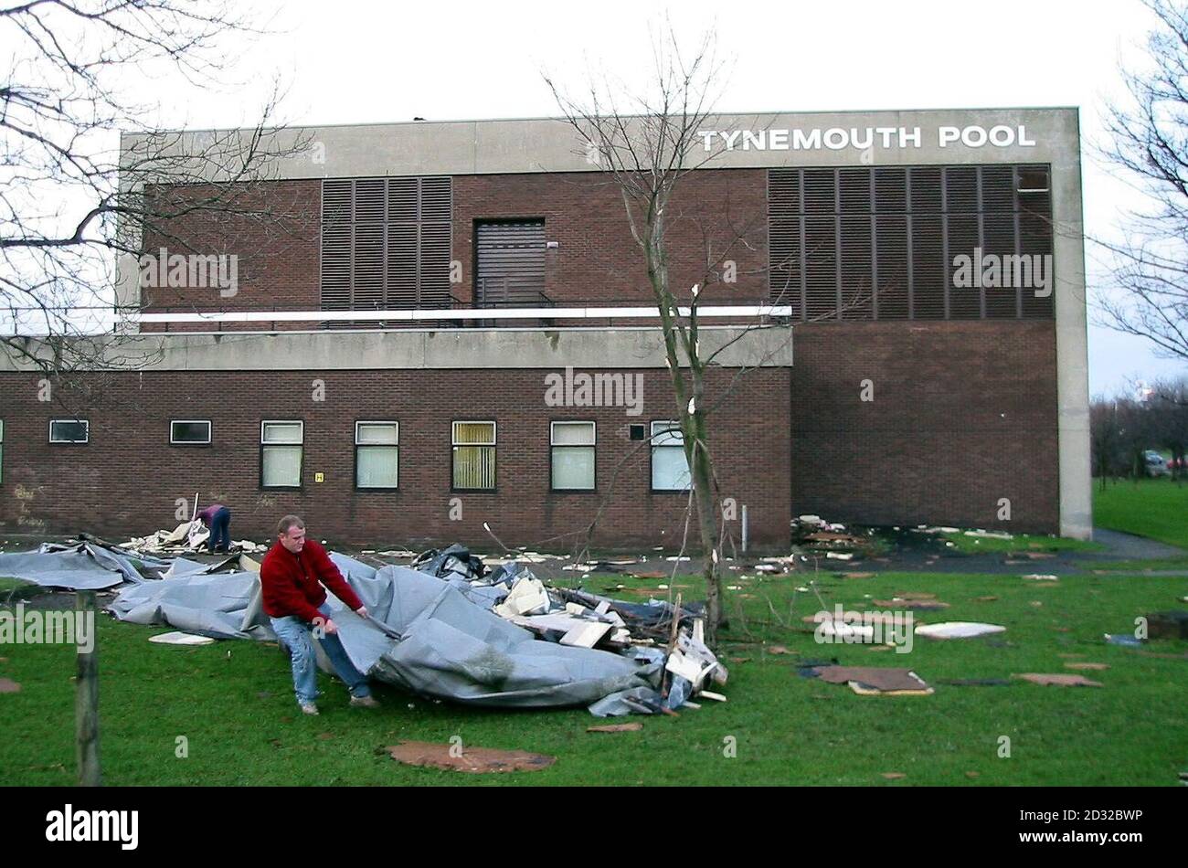 The clear-up begins at Tynemouth swimming pool Tuesday after its roof ...
