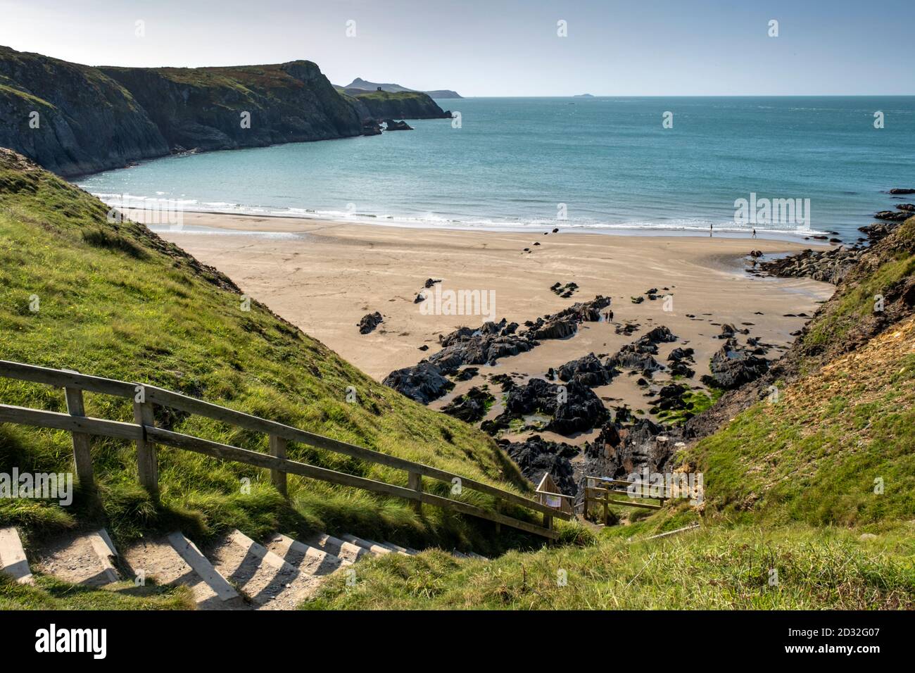Down walking steps beach hi-res stock photography and images - Alamy