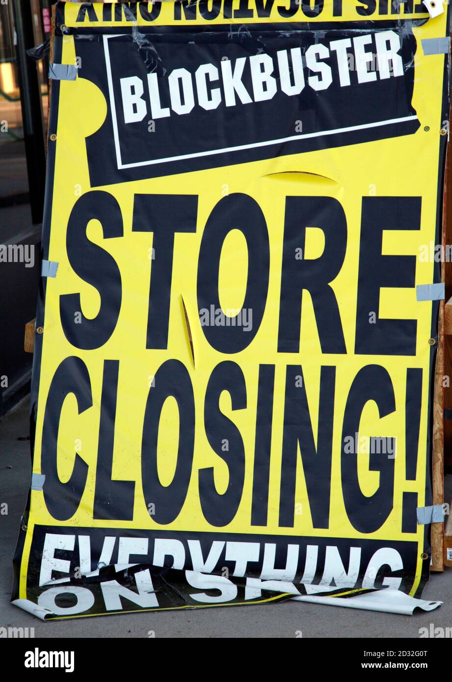 Closed blockbuster store hi-res stock photography and images - Alamy