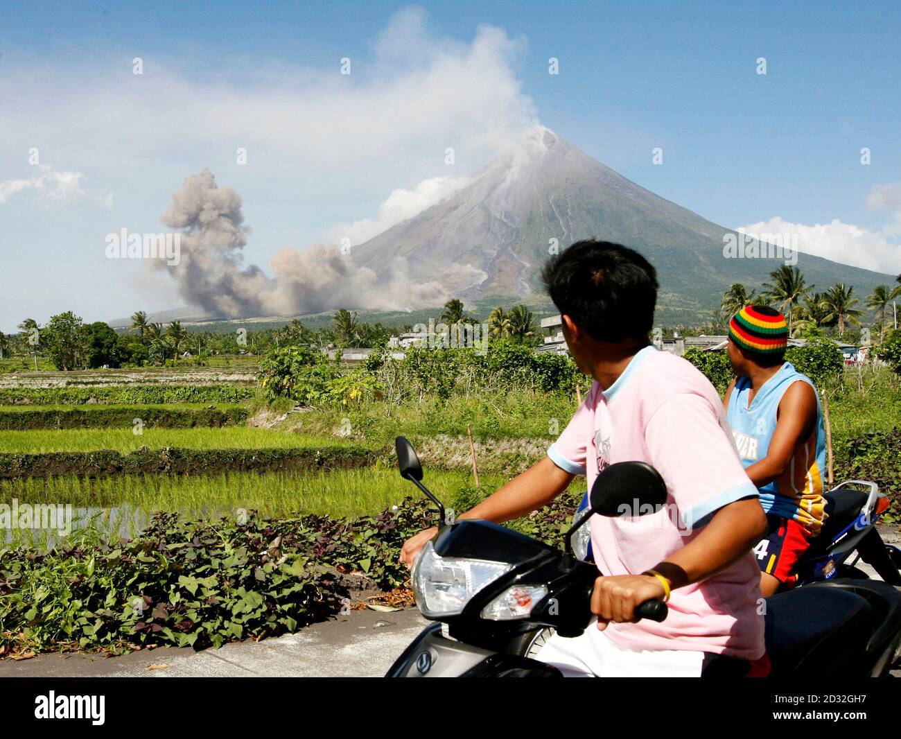 Mayon ash ash hi-res stock photography and images - Alamy