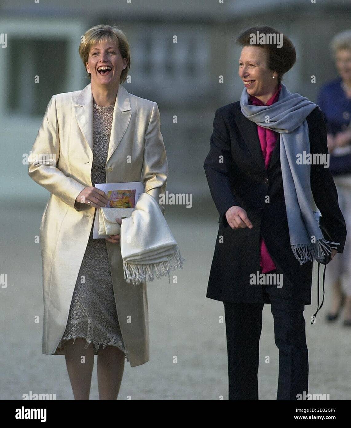 Queen laughing 2003 hi-res stock photography and images - Alamy