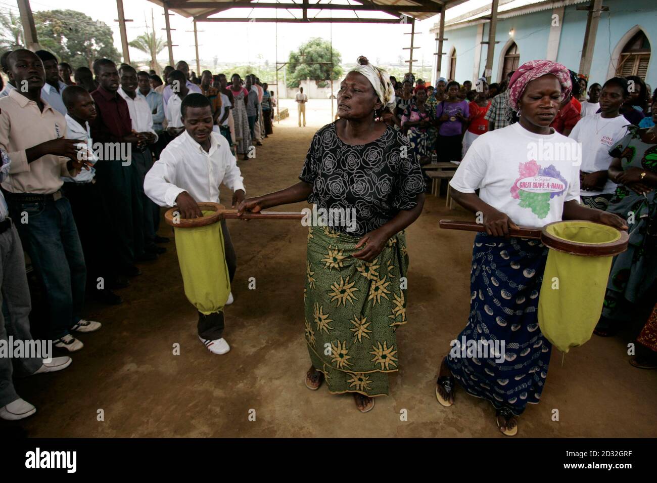 Money collect church mass hi-res stock photography and images - Alamy