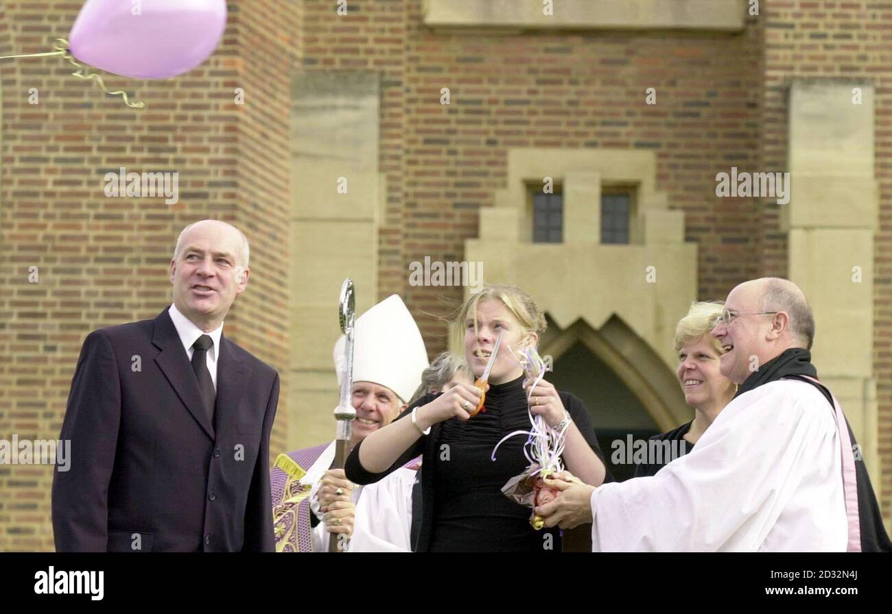 Parents of Milly Dowler, Bob (left) and Sally Dowler (second right ...