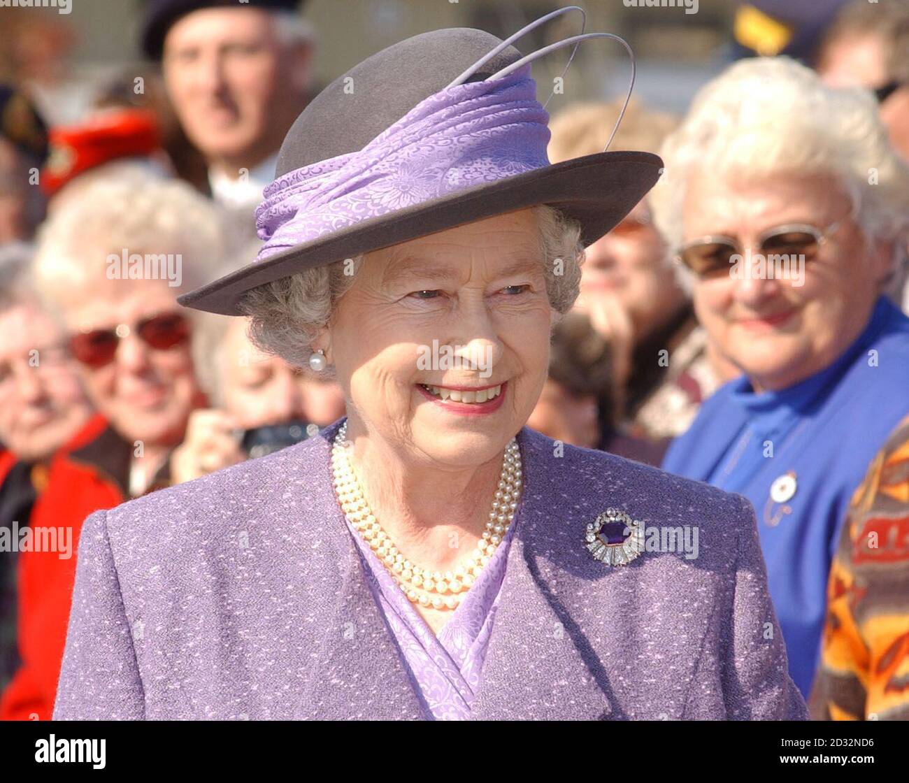 Crowds admired the queen hi-res stock photography and images - Alamy
