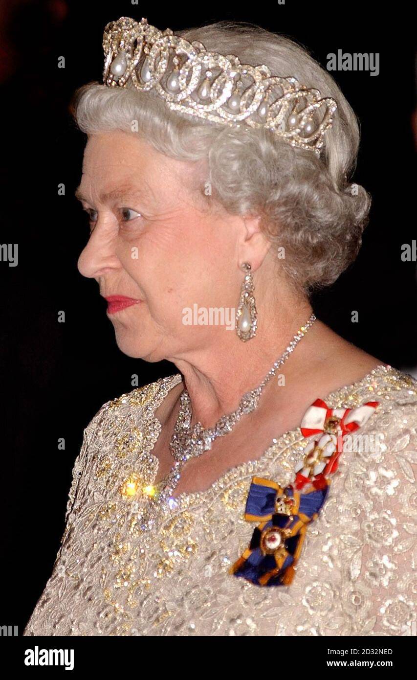 Queen Elizabeth II arrives for dinner at the Canadian Museum of ...