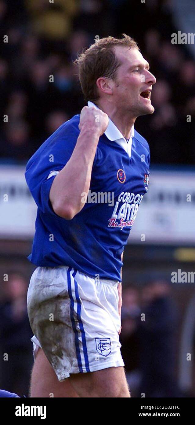 Football action celebrating clenched fist hi-res stock photography and ...