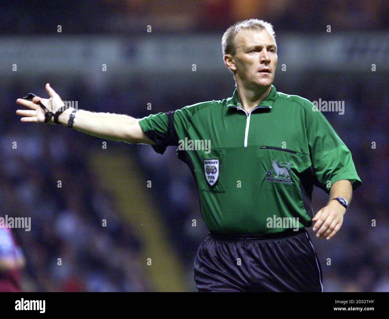Graham poll premier league referee hi-res stock photography and images ...