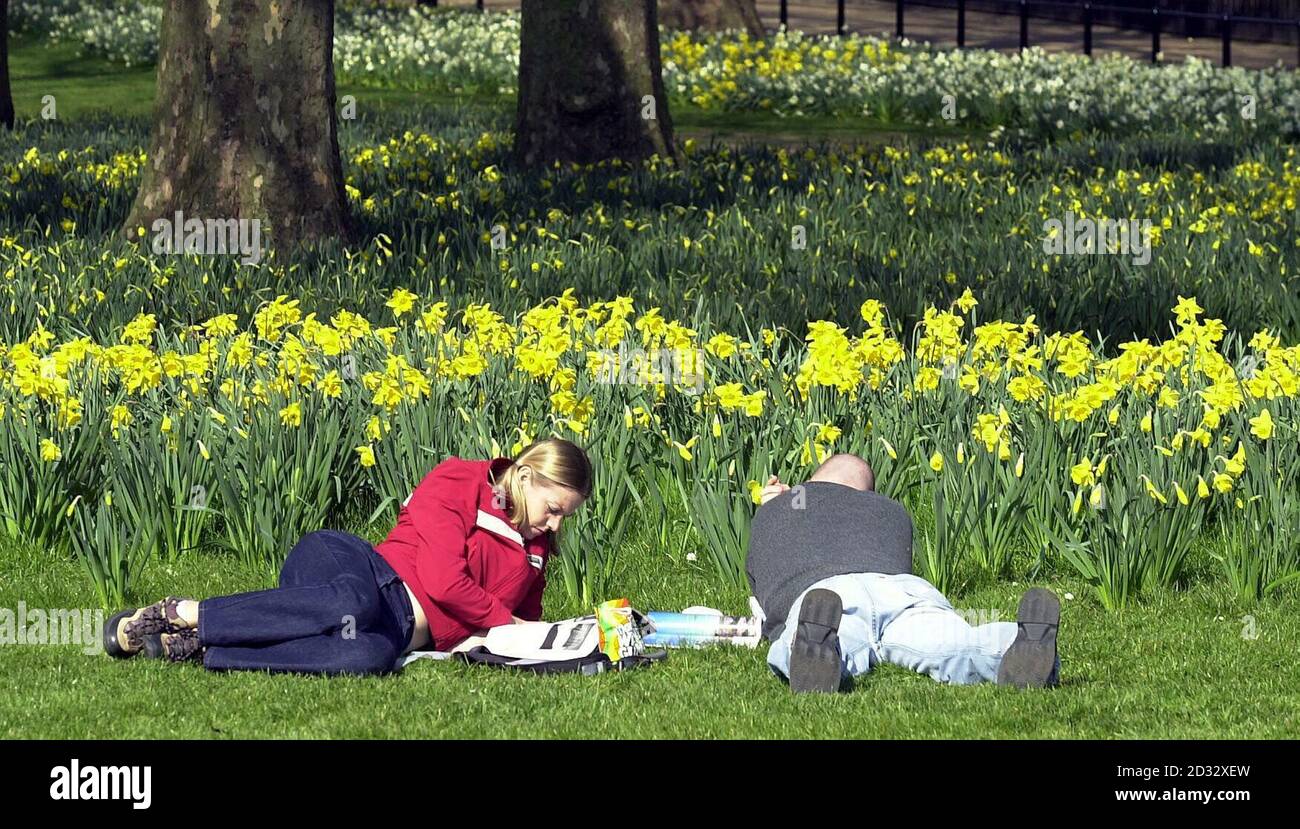 People enjoy sunshine in londons green park hi-res stock photography ...