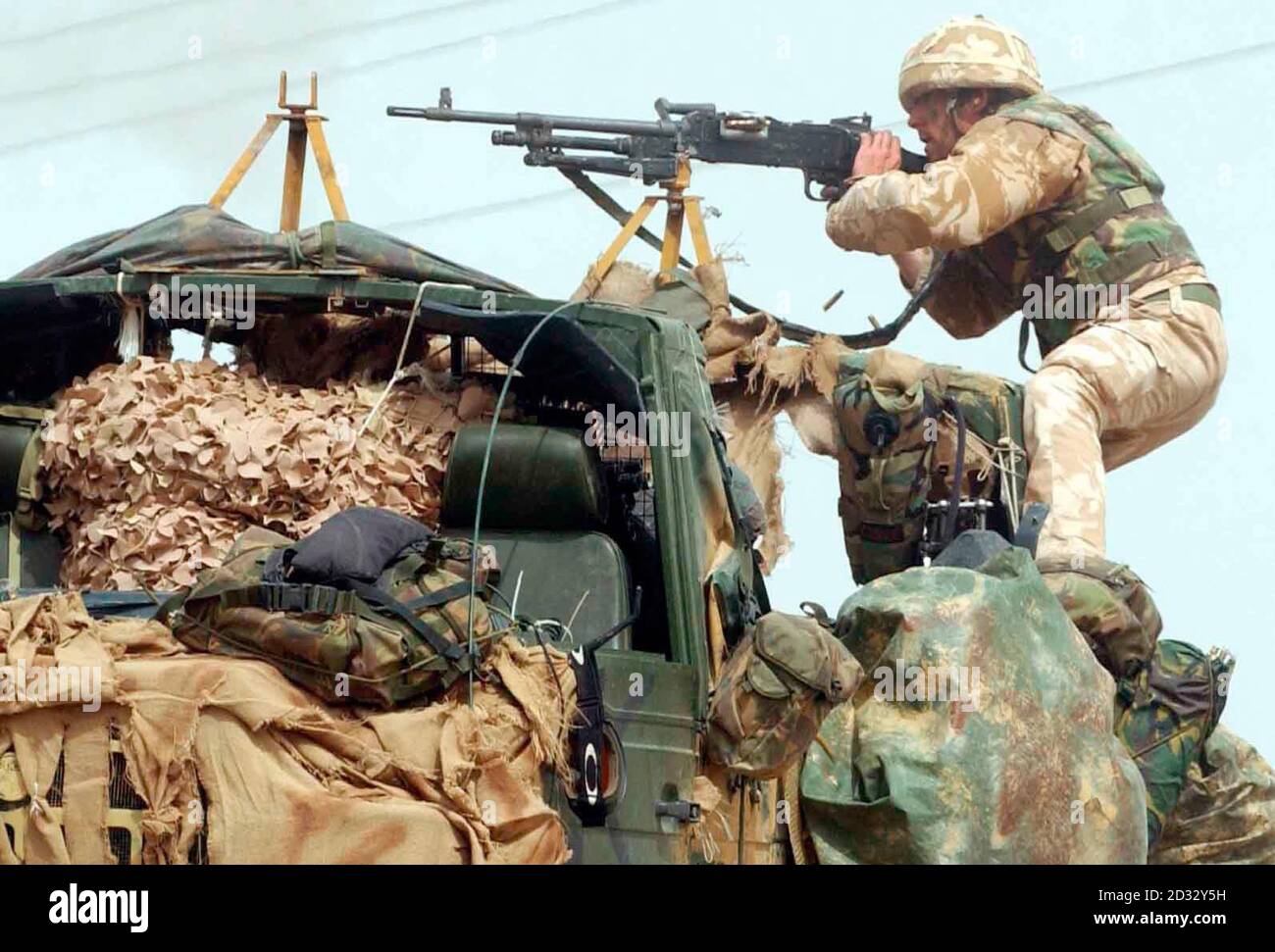 Soldiers from 40 Commando fire their (GPMG) General Purpose Machine Gun ...