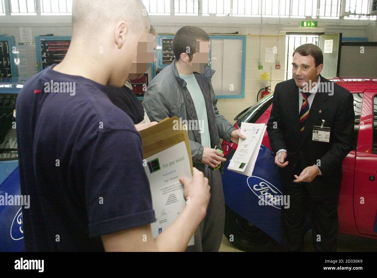 Former Formula 1 racing driver Nigel Mansell talks to young offenders ...