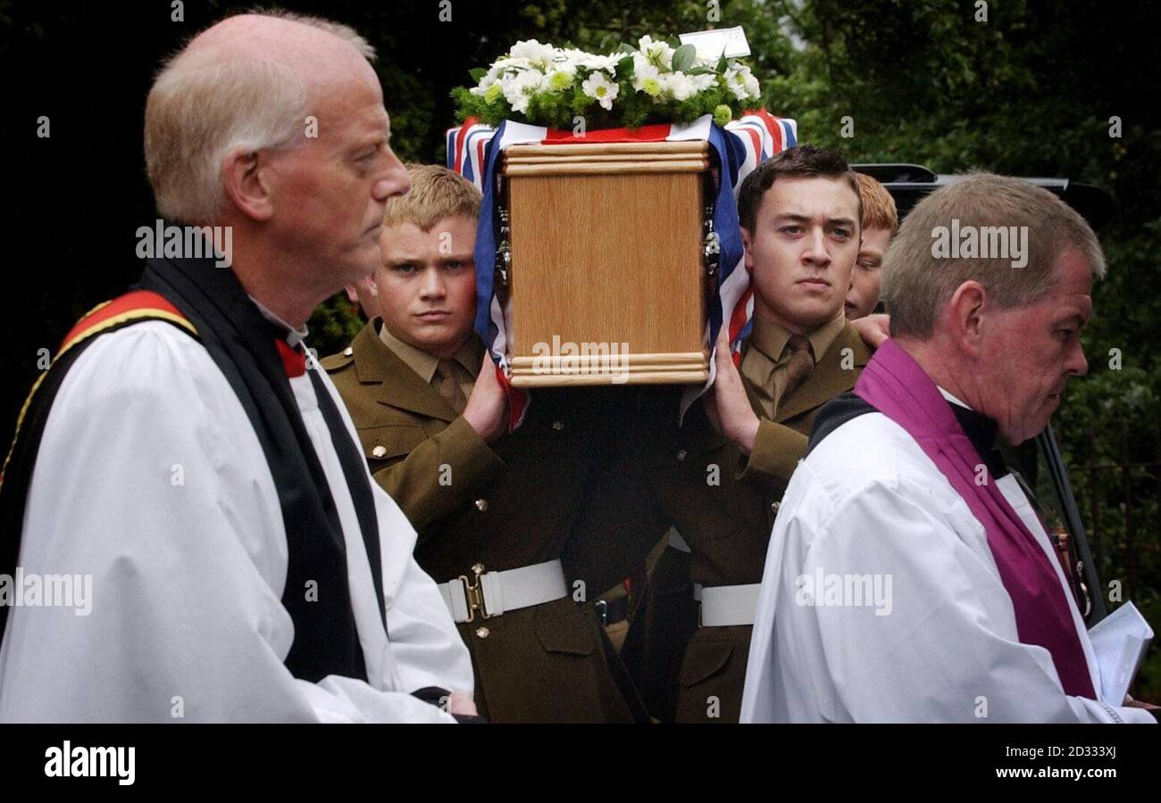 Armed forces military funerals pallbearers coffin hi-res stock ...