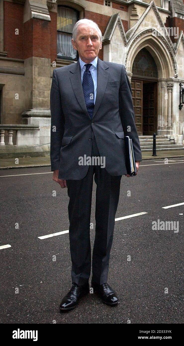 Lord hutton arrives royal courts justice hi-res stock photography and ...