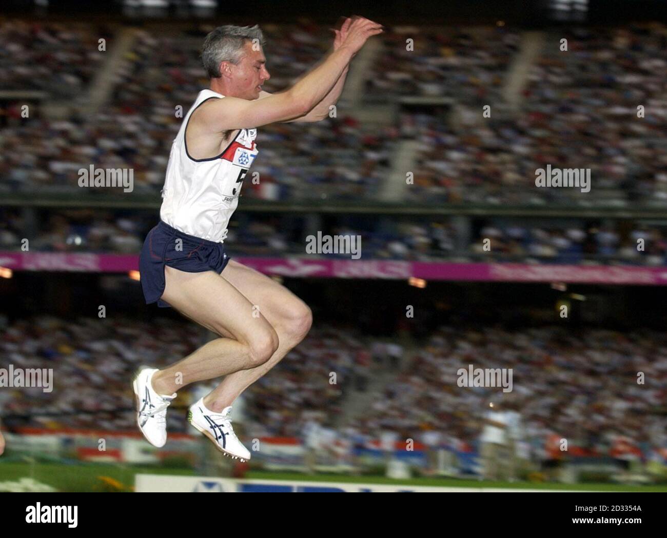 Jonathan edwards in action in the triple jump hi-res stock photography ...