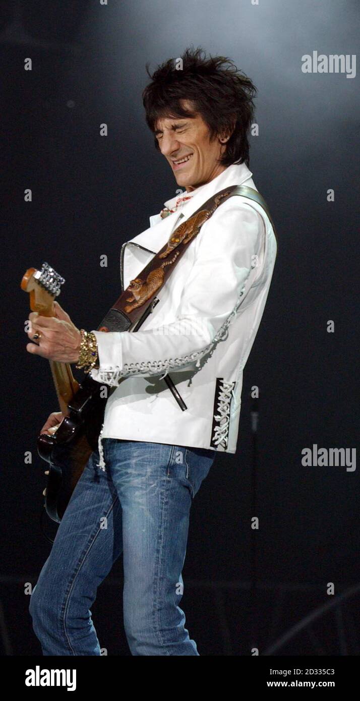 Ronnie wood rolling stones hi-res stock photography and images - Alamy