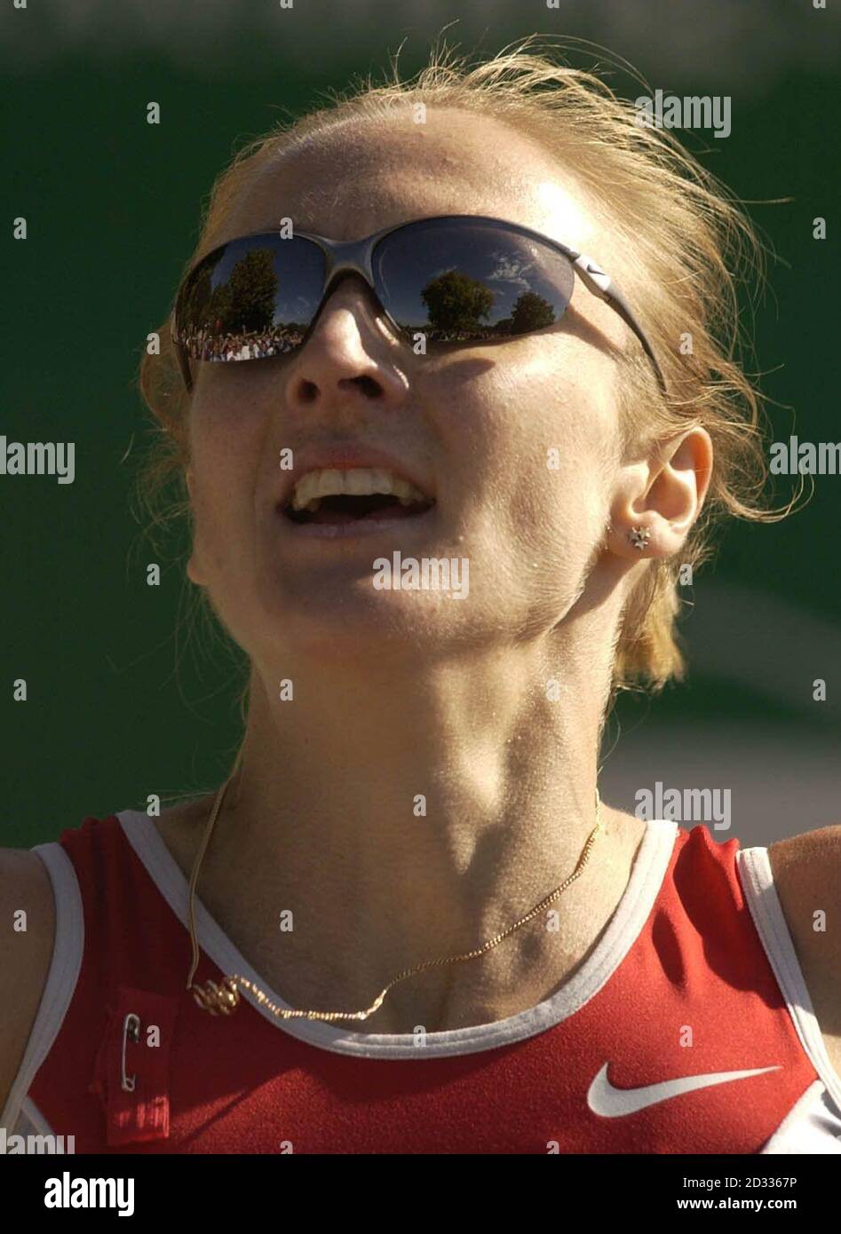 Paula Radcliffe sets a new world record as she crosses the finish line ...