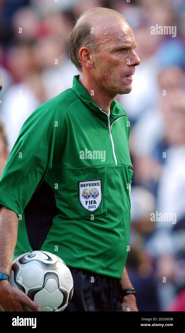 Football referee steve bennett hi-res stock photography and images - Alamy